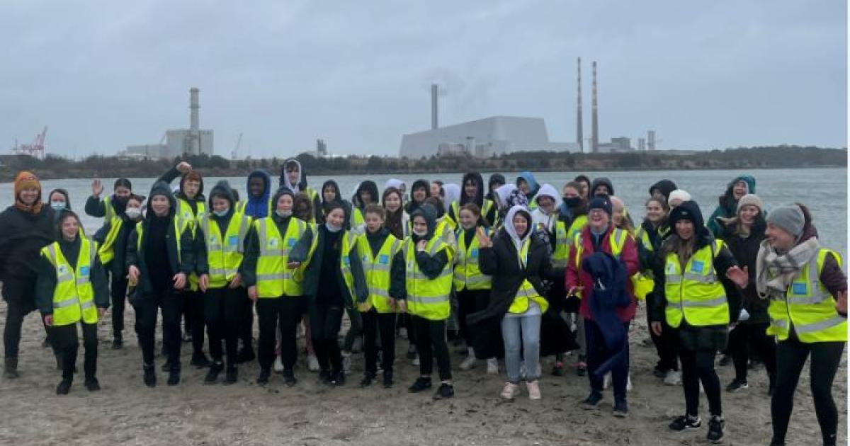 Dublin students tackle beach clean with Green-Schools and Uisce irean ...